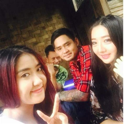 မြင့်မြတ်ရဲ့ အဖေနဲ့ရောအမေနဲ့ပါ ရင်းနှီးတာကြောင့် သူတို့မိသားစုအကြောင