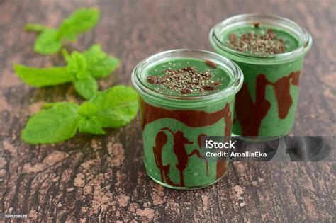 Spirulina 바나나 민트 귀리 스무디 초콜릿 소스와 Chia 씨앗 바나나에 대한 스톡 사진 및 기타 이미지 바나나