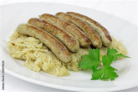 Nürnberger Rostbratwürstchen auf Sauerkraut foto de Stock Adobe Stock
