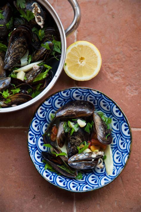 Spanish Style Steamed Mussels