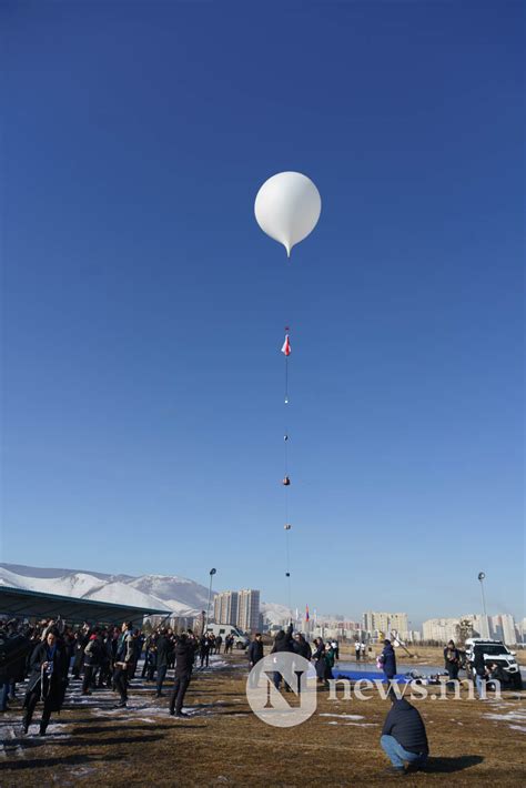 Гүн хөлдөөж хатаасан хүнсний дээжийг бөмбөлөгтэй хөөргөв Newsmn