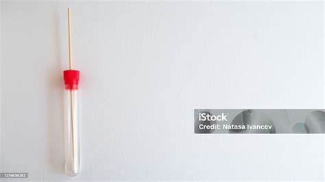 흰색 배경에서 문화를 위한 박테리아를 샘플링하고 운반하기 위한 의료 면봉 0명에 대한 스톡 사진 및 기타 이미지 0명