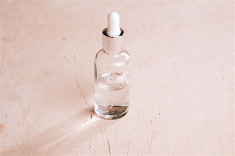 파이펫이 있는 앰버 유리 병에 담긴 에코 미네랄 오일 투명 히알루론 세럼 젤과 스킨 케어 컨셉 위쪽 가로 뷰 복사 공간 0명에