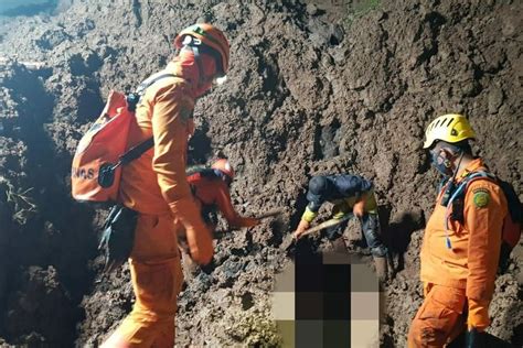 Foto 2 Ditemukan Korban Hilang Akibat Longsor Sumedang Tinggal 24 Orang