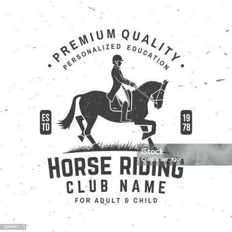 경마 스포츠 클럽 배지 패치 엠블럼 로고 벡터 그림입니다 라이더와 말 실루엣빈티지 흑백 승마 라벨 승마 스포츠 셔츠 또는 로고
