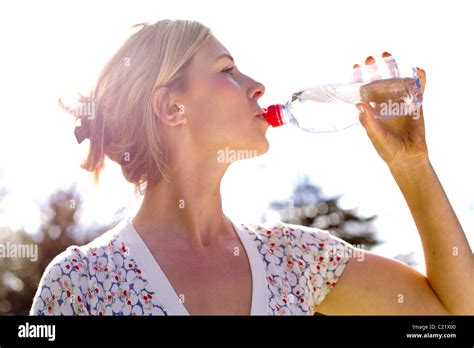 Boire De L Eau Potable Banque D Image Et Photos Alamy