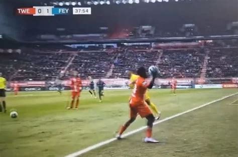 Goleiro Enlouquece E Joga Bola Dentro De Campo Para Impedir Gol