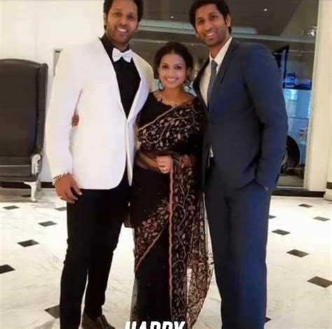 මගේ පිස්සු මල්ලිට සුබම සුබ උපන්දිනයක් ජනප්‍රිය නළු රොෂාන් රණවන එකම සහෝදරයාගේ උපන්දිනයට කරපු