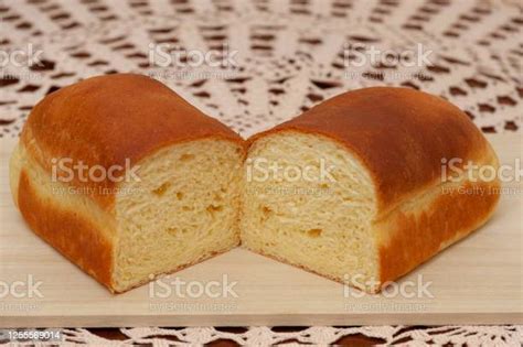 나무 판에 맛있는 전통 브라질 수제 빵 반으로 잘라 공간을 복사합니다 전면 보기입니다 크로 셰 뜨개질 수건 배경 0명에 대한