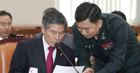 자료 살피는 정경두 국방장관