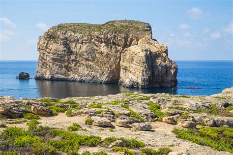 도시 Gozo 몰타 유럽입니다 바다 푸른 물과 사람들입니다 바위와 자연 여행 사진 2018 9 월입니다 경관에 대한 스톡 사진