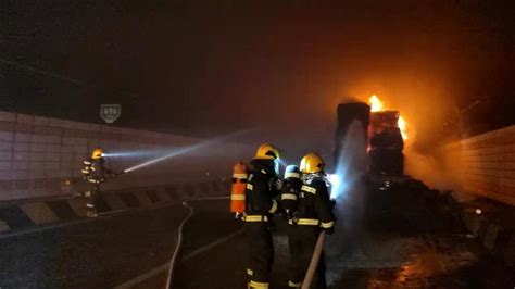 因轮胎长时间行驶发热，满载30吨废纸的货车隧道内自燃七环视频澎湃新闻 The Paper