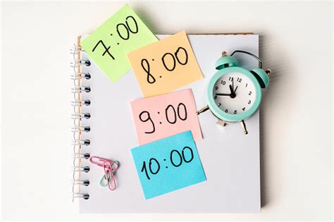 메모장 알람 시계와 바탕 화면에 시간이 있는 색상 노트 공간을 복사합니다 하루를 계획하는 개념 일정 0명에 대한 스톡 사진 및 기타 이미지 Istock