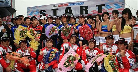 포즈취한 레이서와 모델들