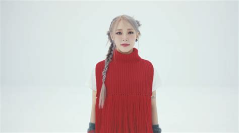Lirik Lagu Touchinandmovin Moon Byul Mamamoo Dengan Terjemahan Indonesia