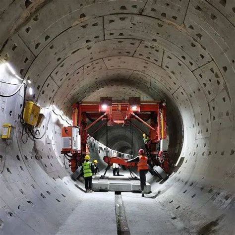 东部首条地铁快线明年通车，深圳地铁14号线助力东部迈入“1小时城市圈”轨道预制板施工