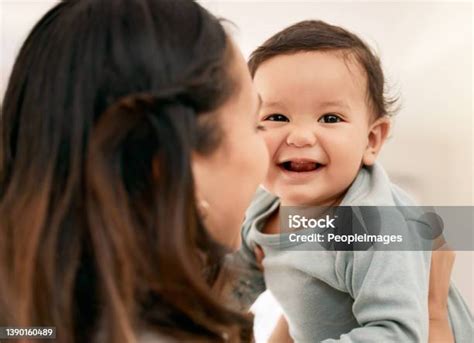 집에서 사랑스러운 아기와 유대 관계를 맺고있는 젊은 어머니의 샷 2명에 대한 스톡 사진 및 기타 이미지 2명 30 34세 6 11 개월 Istock