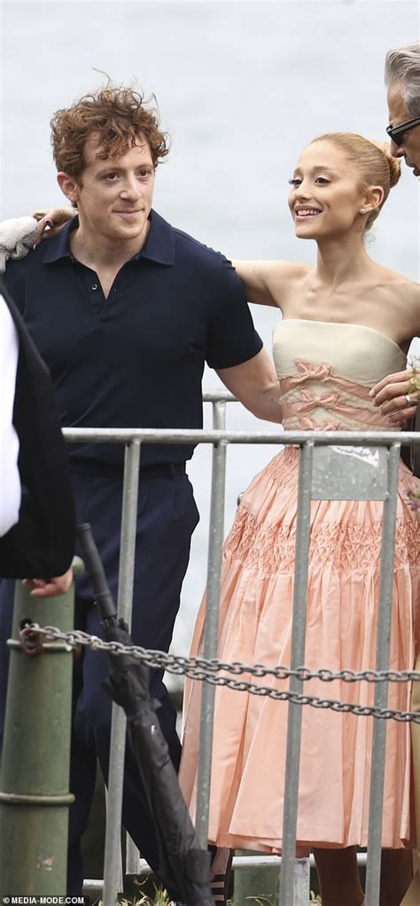 Aps Divrcio Ariana Grande Vista Com Ethan Slater Na Disney