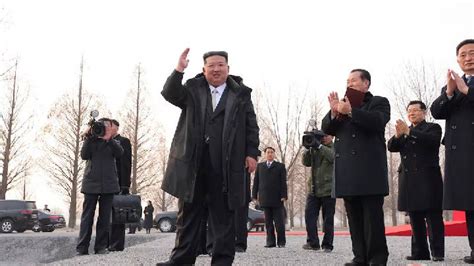 Kim Jong Un Berziarah Ke Makam Sang Ayah Dalam Peringatan Ulang