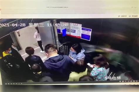 监控拍下电梯夹人头，看得我都不敢坐了
