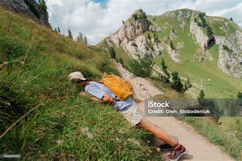 ハイキング中に山でうつ伏せに牧草地に横たわる疲れた女性 1人のストックフォトや画像を多数ご用意 1人 からっぽ アウトドア