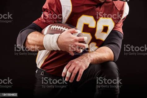 준비의 위치에 앉아 미식축구 선수 검은 배경에 마체를 유지하기 위해 손 개념 미식 축구에 대한 스톡 사진 및 기타 이미지 미식 축구 건강한 생활방식 검은색 Istock