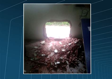 Criminosos Fazem Buraco Em Muro E Invadem Escola No Rio Rio De