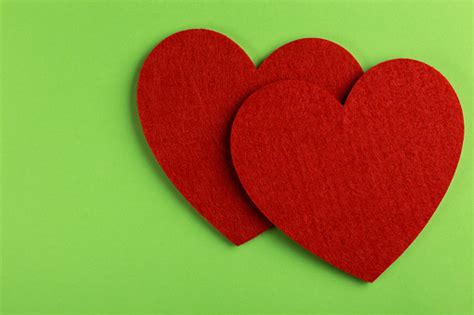 밝은 녹색 바탕에 두 개의 빨간 펠트 심장입니다 성 발렌타인의 날 감정에 대한 스톡 사진 및 기타 이미지 감정 개념 공예