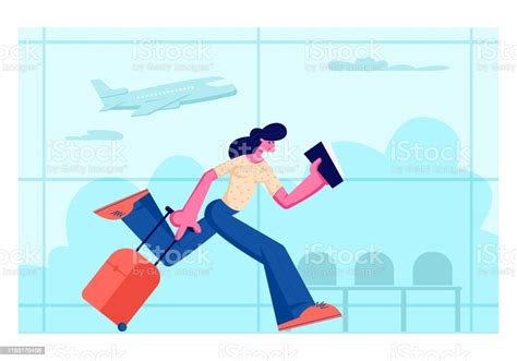 젊은 여 자가 문자 티켓 배경에 비행 비행기와 공항 터미널 대기 지역에 짐을 들고 실행 하는 손에 여름 시간 휴가 여행입니다