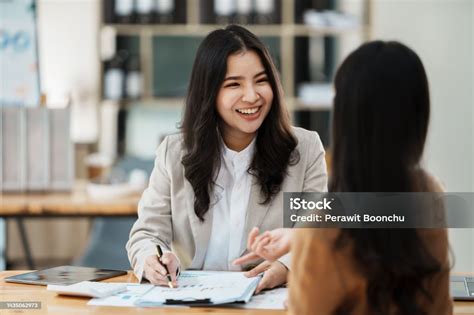 사무실에서 일하는 디자이너 팀 비즈니스 및 디자이너 브레인 스토밍 회의 팀 사무실에 대한 스톡 사진 및 기타 이미지 사무실
