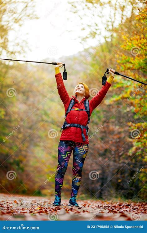 Chica Excursionista Con Palos Y Mochila En Camino Las Manos A La Obra