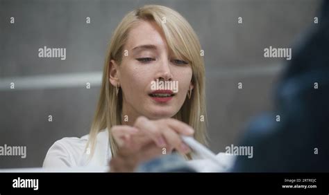 Femme Administratrice Parle Avec Le Patient à La Réception Dans Le Hall