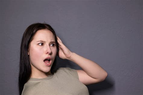 회색 벽 배경에 습지 색상 티셔츠에 매력적인 충격 갈색 머리 여자의 초상화 여배우 연기 감정 갈색 머리에 대한 스톡 사진 및