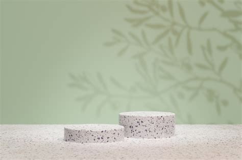 화장품 디스플레이 제품 스탠드 팜 리프 그림자와 파스텔 녹색 배경에 두 테라초 스톤 실린더 연단 3d 렌더링 그림 0명에 대한 스톡 사진 및 기타 이미지 Istock