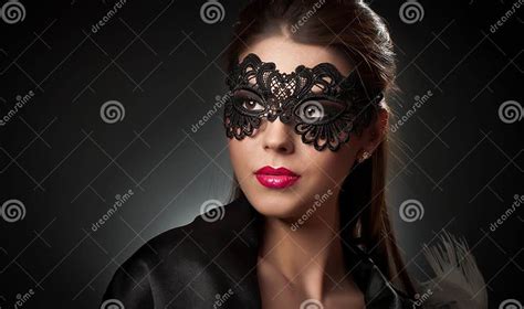Retrato Da Jovem Mulher Sensual Atrativa Com Máscara Senhora Moreno