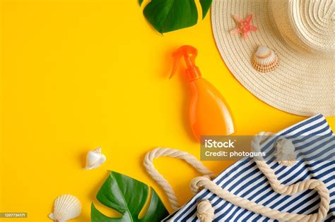 자외선 차단제 스프레이 병 여성 모자와 줄무늬 비치 백 노란색 배경에 열대 잎 상단보기 평평한 누워 자외선 차단 화장품 컨셉 0