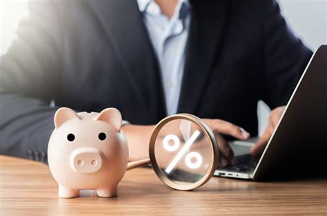 이자율 및 배당 개념 돋보기와 돼지 저금통에 백분율 기호 기호 인쇄 화면 재무 성장 주식 및 뮤추얼 펀드 수익률 은퇴를 위한 장기 투자 가격에 대한 스톡 사진 및 기타