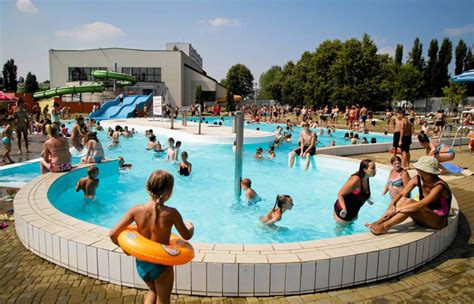 Gdzie się kąpać w Łodzi Wakacyjna lista basenów i kąpielisk