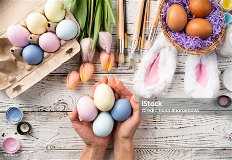 파스텔 페인트로 부활절 달걀을 색칠하는 여성의 손 상단 보기 플랫 레이 0명에 대한 스톡 사진 및 기타 이미지 0명 4월