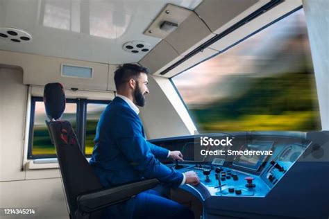 고속 열차를 운전 하는 기차 드라이버 지하철 열차는 빠르게 이동 기차 엔지니어에 대한 스톡 사진 및 기타 이미지 기차 엔지니어 스위치 열차 내부 Istock