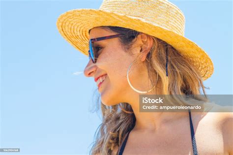 해변에서 모자와 선글라스를 착용 해 젊은 여름 여자 갈색 머리에 대한 스톡 사진 및 기타 이미지 갈색 머리 관광 리조트