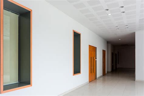 Longo corredor piso de concreto e paredes transparentes no espaço moderno D Render Foto