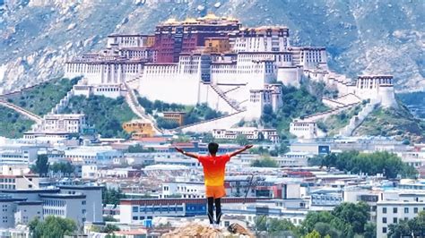 布达拉宫 明天拉萨半程马拉松开跑，先在布达拉宫前来一个旱地拔葱，明天跑向布达拉宫终点！人生是一场修行说走就走的旅行 保持热爱奔赴山海＃跑步
