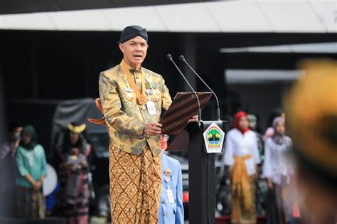 Beredar Gambar Hoax Ganjar Peluk Maria Ozawa Netizen Fitnah Sudah