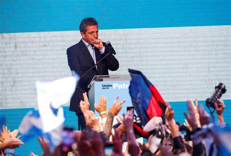 En Argentine le péroniste Sergio Massa limite lavancée de lextrême droite à lélection