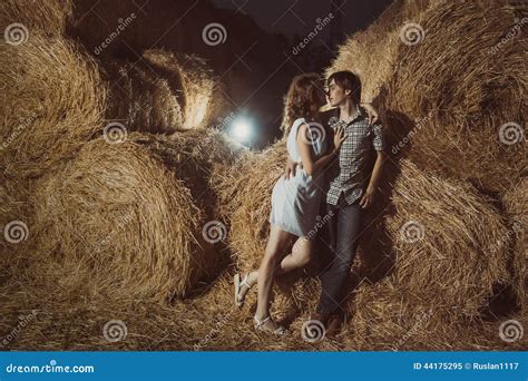 Jonge Jongen En Gyrl Het Liggen In Hooi Openlucht De Zomerportret Van Mooi Paar In Hooi De