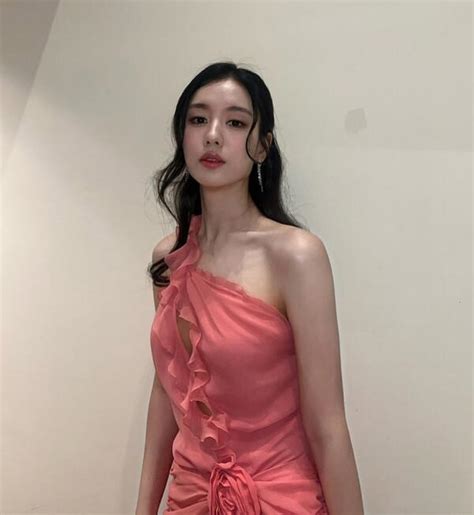 안은진 가슴 뚫린 과감한 드레스 자태 물오른 미모