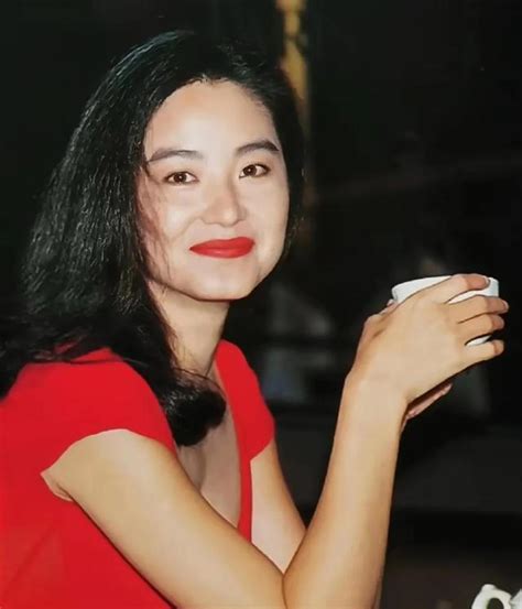 70岁林青霞逛服装店 与店员优雅合影 帆布包扔脚边 脚腕暴露真实状态