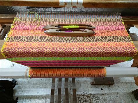 Más De Un Centenar De Textiles Reúne La Exposición Urdimbre Y Trama Cuerpo Y Alma De La Escuela