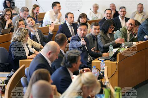 Столичният общински съвет отново ще обсъди спирането на две линии на нощния градски транспорт Утро